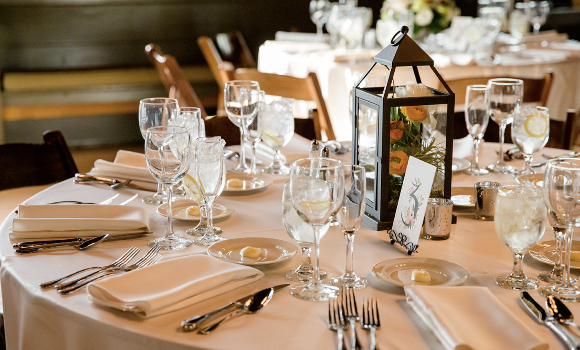 7 Unforgettable Centerpiece Ideas For Your Wedding Banquet Hall